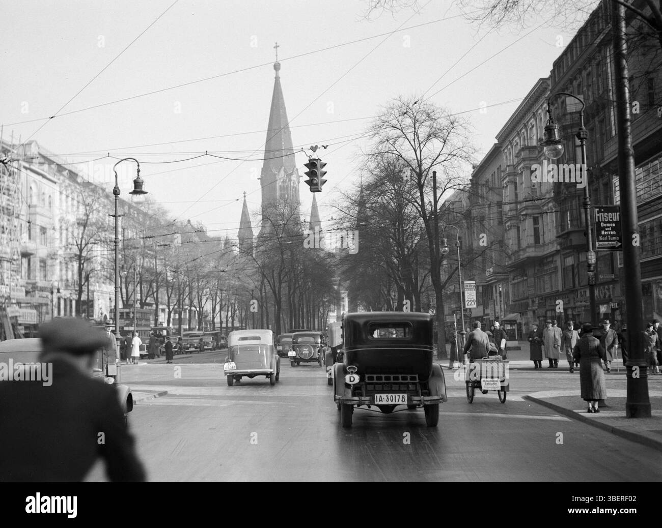 1920s Berlin: Kurfürstendamm with car traffic and the Kaiser Wilhelm ...