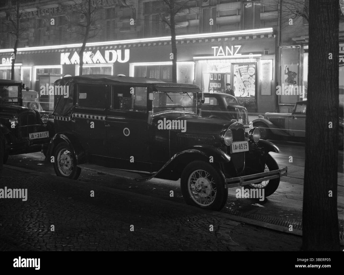 Vintage berlin at night 1930s hi-res stock photography and images - Alamy