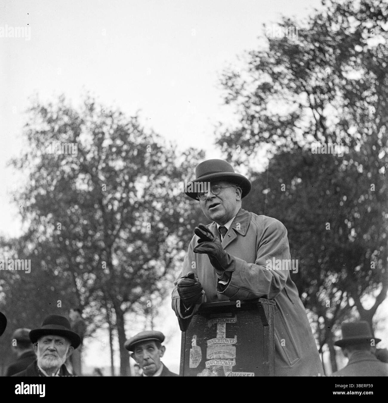 1940s London: A speaker at Speakers' Corner in Hyde Park, circa 1947 ...