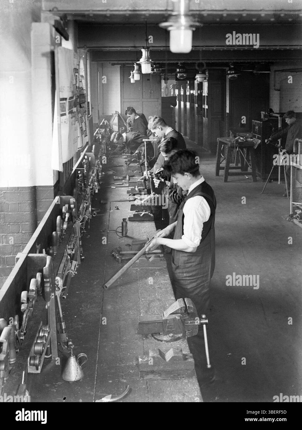 1930s London: Watson House: The Gas Light & Coke Company's factory in ...