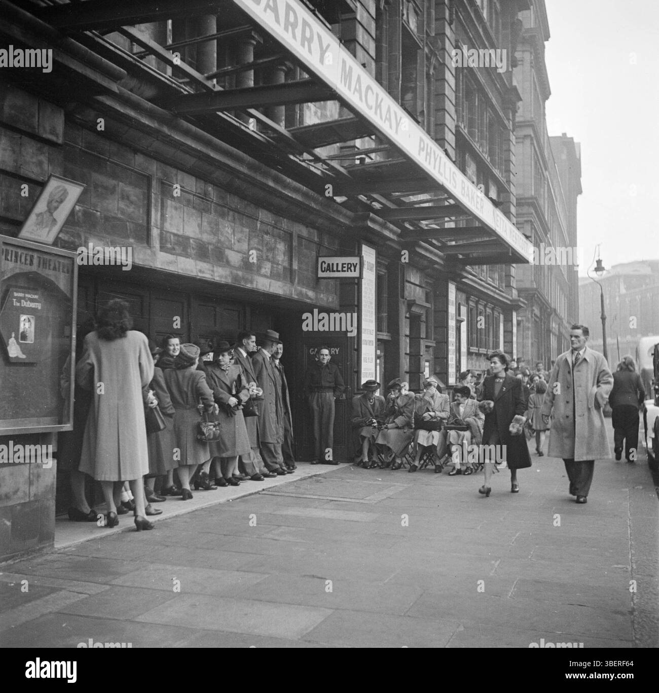 1940s London: Crowd Queuing for the Princes Theatre for a performance ...