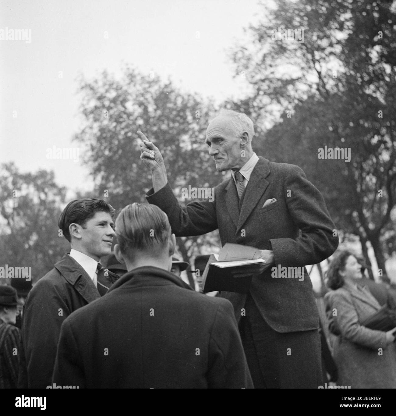 1940s London: A speaker at Speakers' Corner in Hyde Park, circa 1947 ...