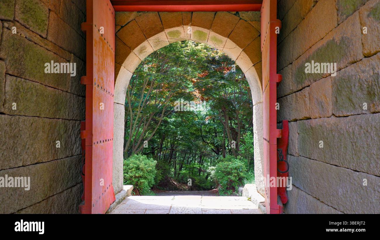 Korean traditional gate hi-res stock photography and images - Alamy