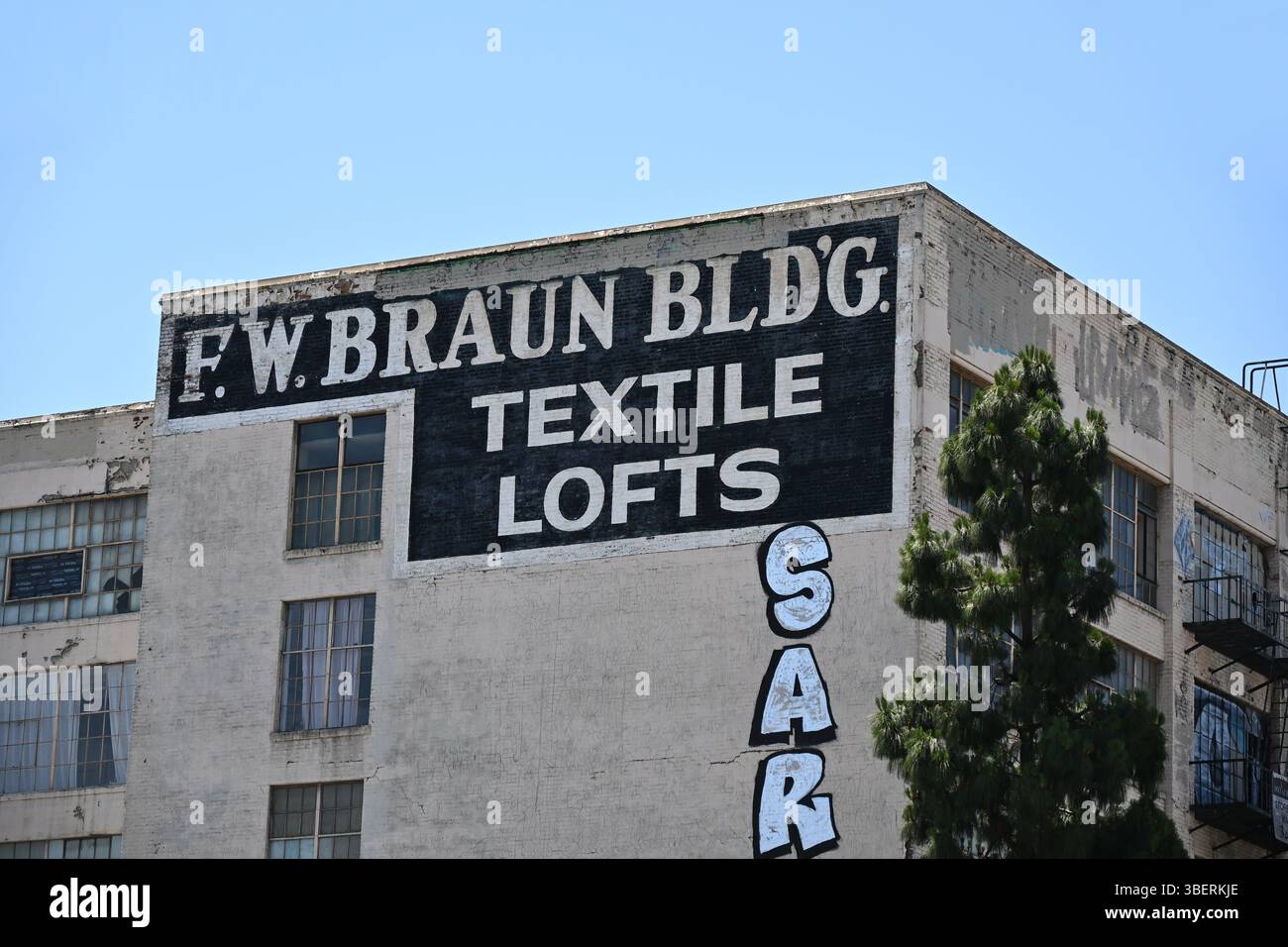 LOS ANGELES, CALIFORNIA - 19 MAY 2025: The FW Braun Bldg Textile Lofts ...