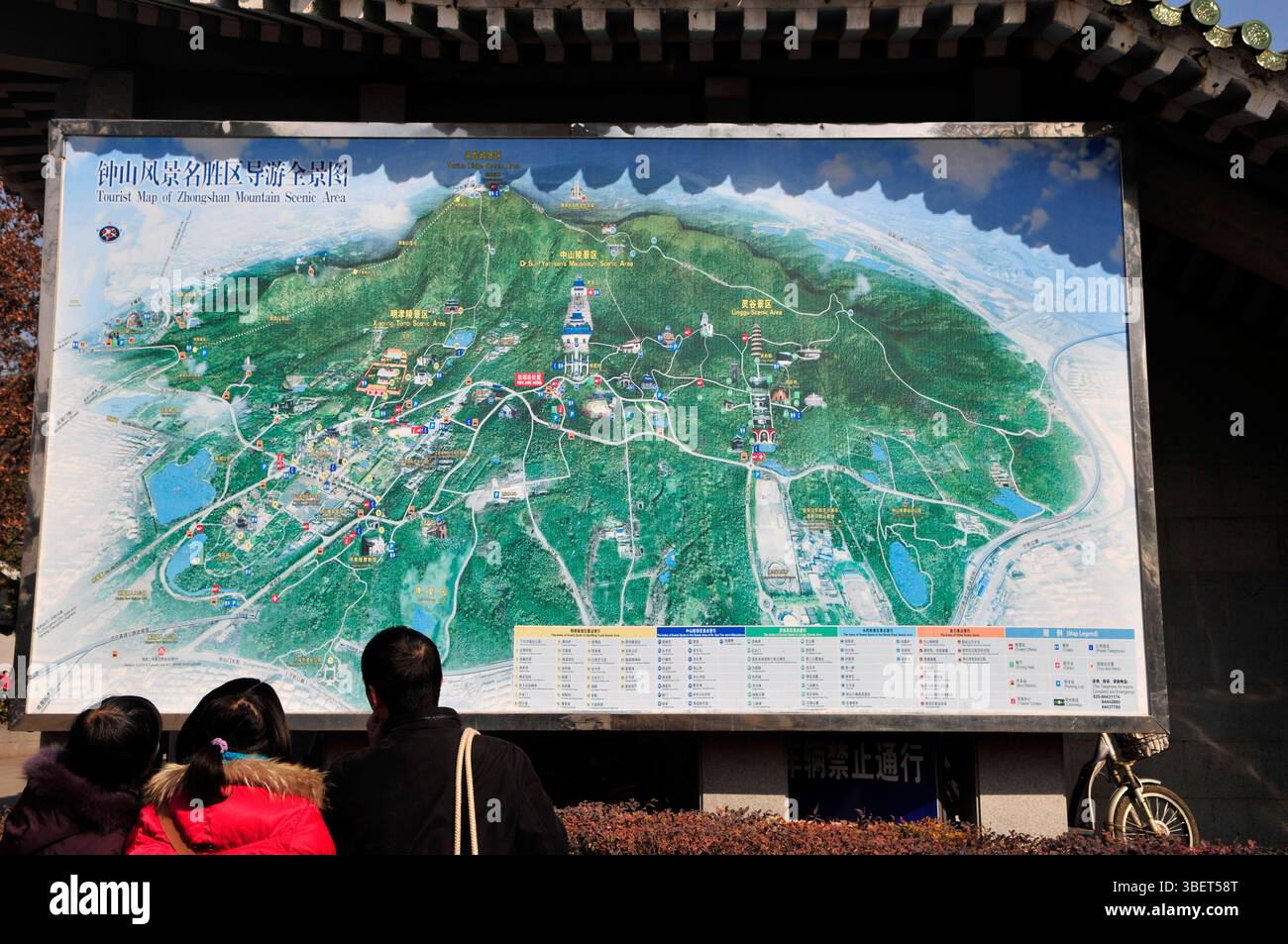 Tourist checking area map hi-res stock photography and images - Alamy