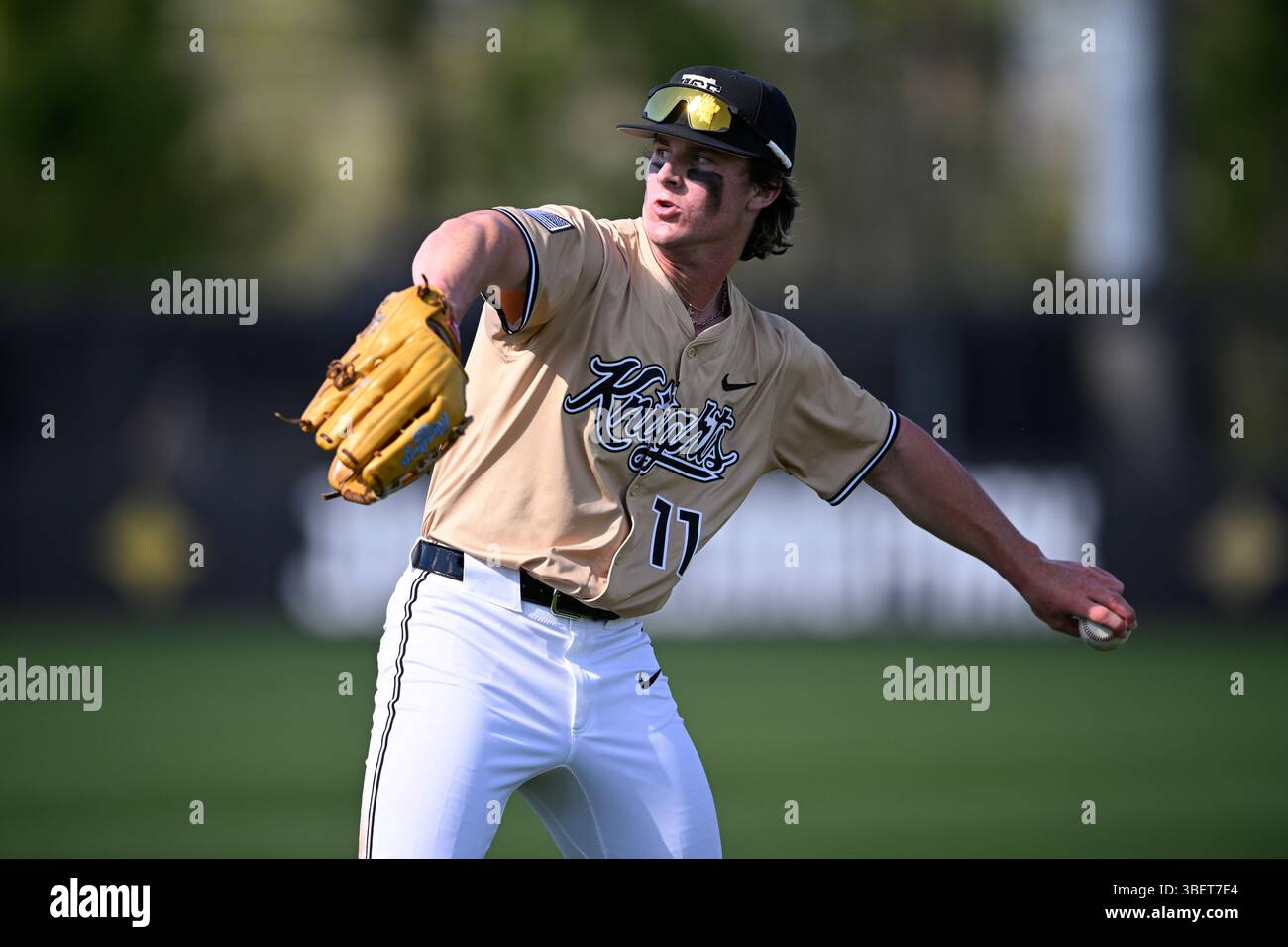 Central Florida outfielder Andrew Williamson (11) throws during an NCAA ...