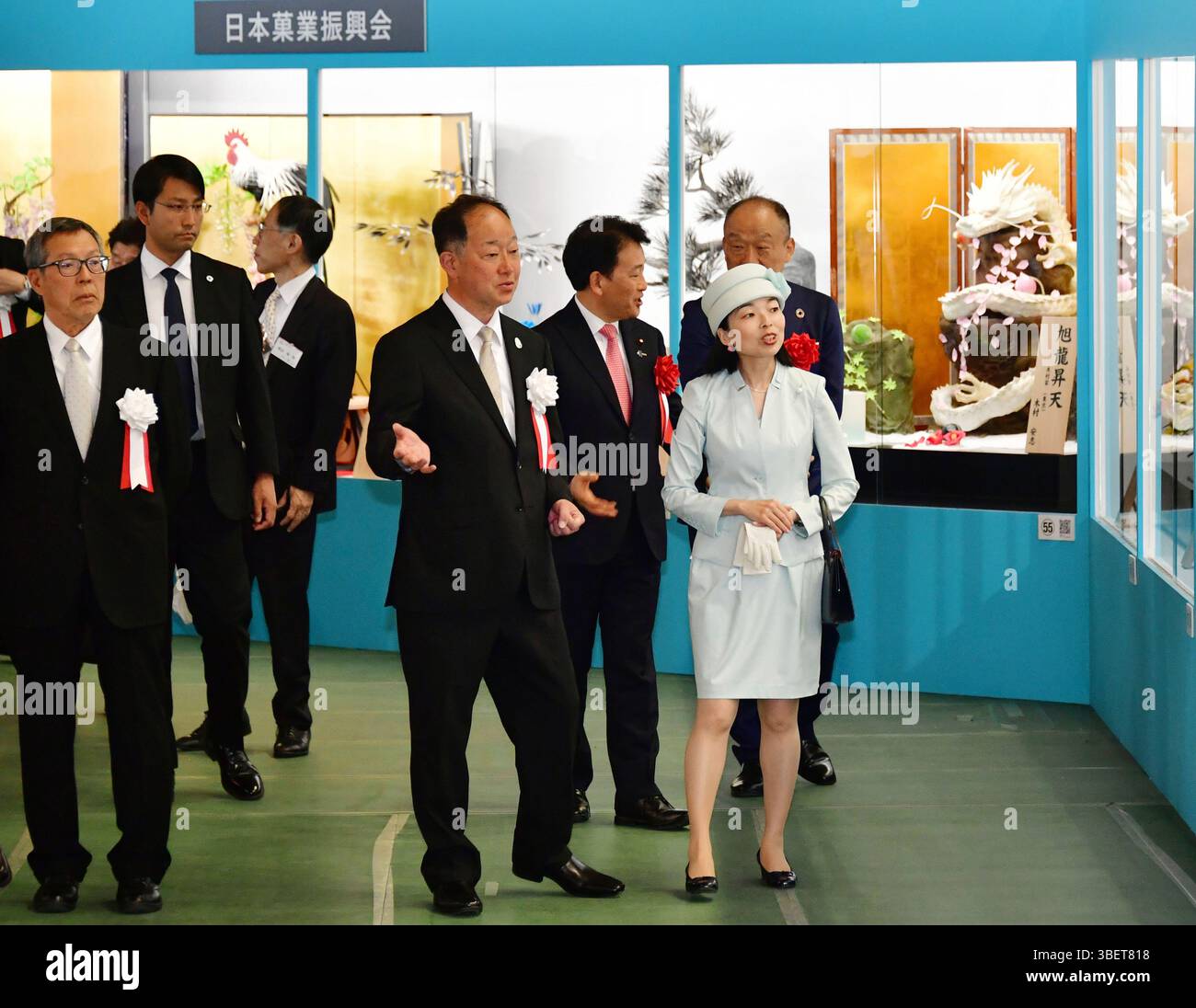 Princess Akiko of Mikasa visits the "National Confectionery Exposition ...