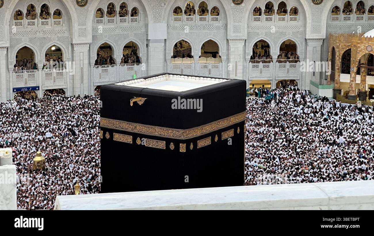 Mecca Saudi Arabia - March 28 2025: Crowded people in Al Kaaba in Al ...