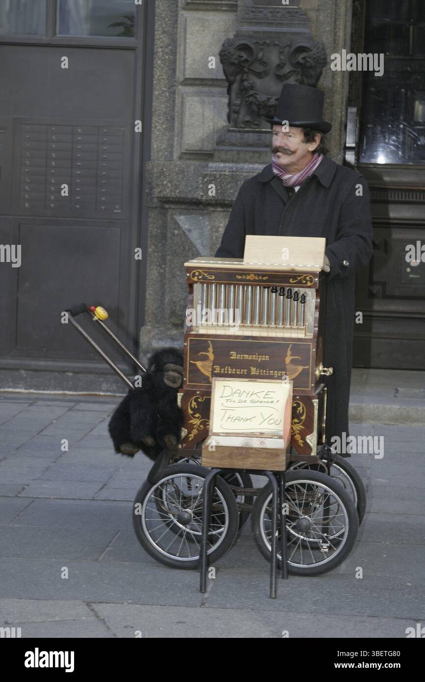 Barrel organ grinder hi-res stock photography and images - Alamy