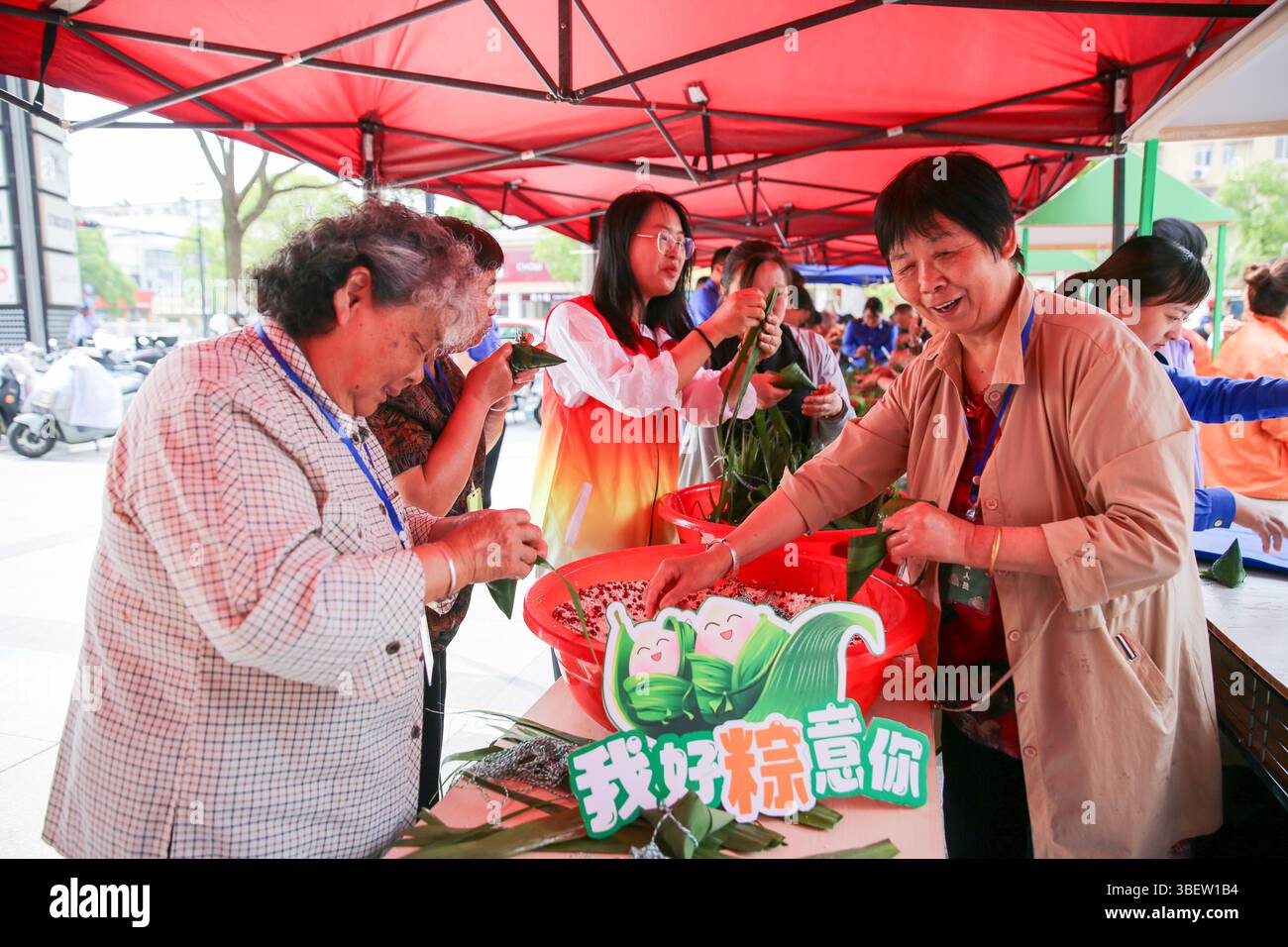 Local people take part in a zongzi making competition in Rugao City ...