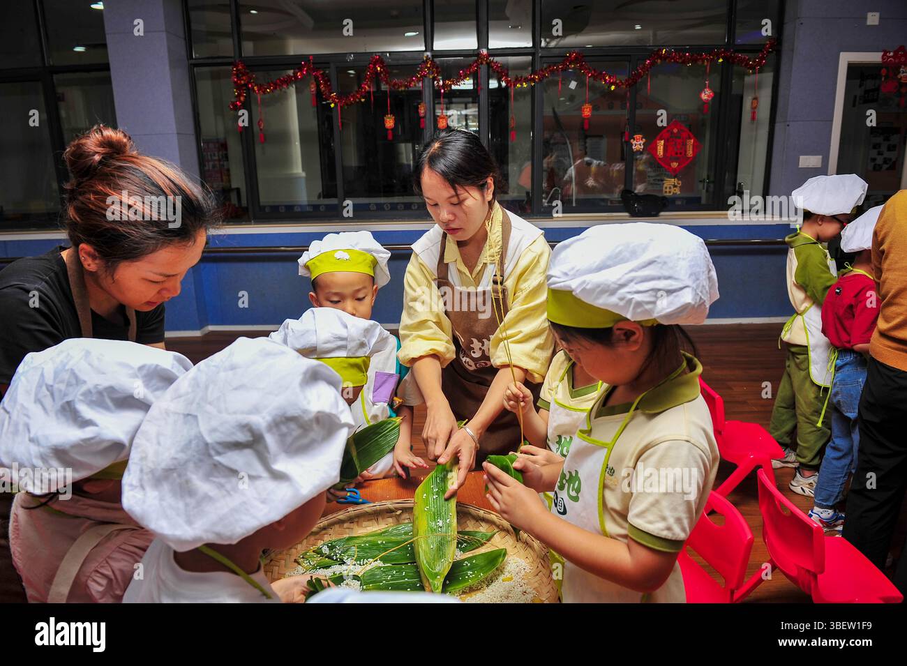 Children learn to make zongzi to welcome the Dragon Boat Festival in ...