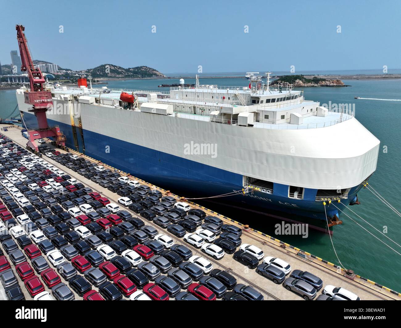 Aerial photo shows export-bound vehicles await loading at Lianyungang ...