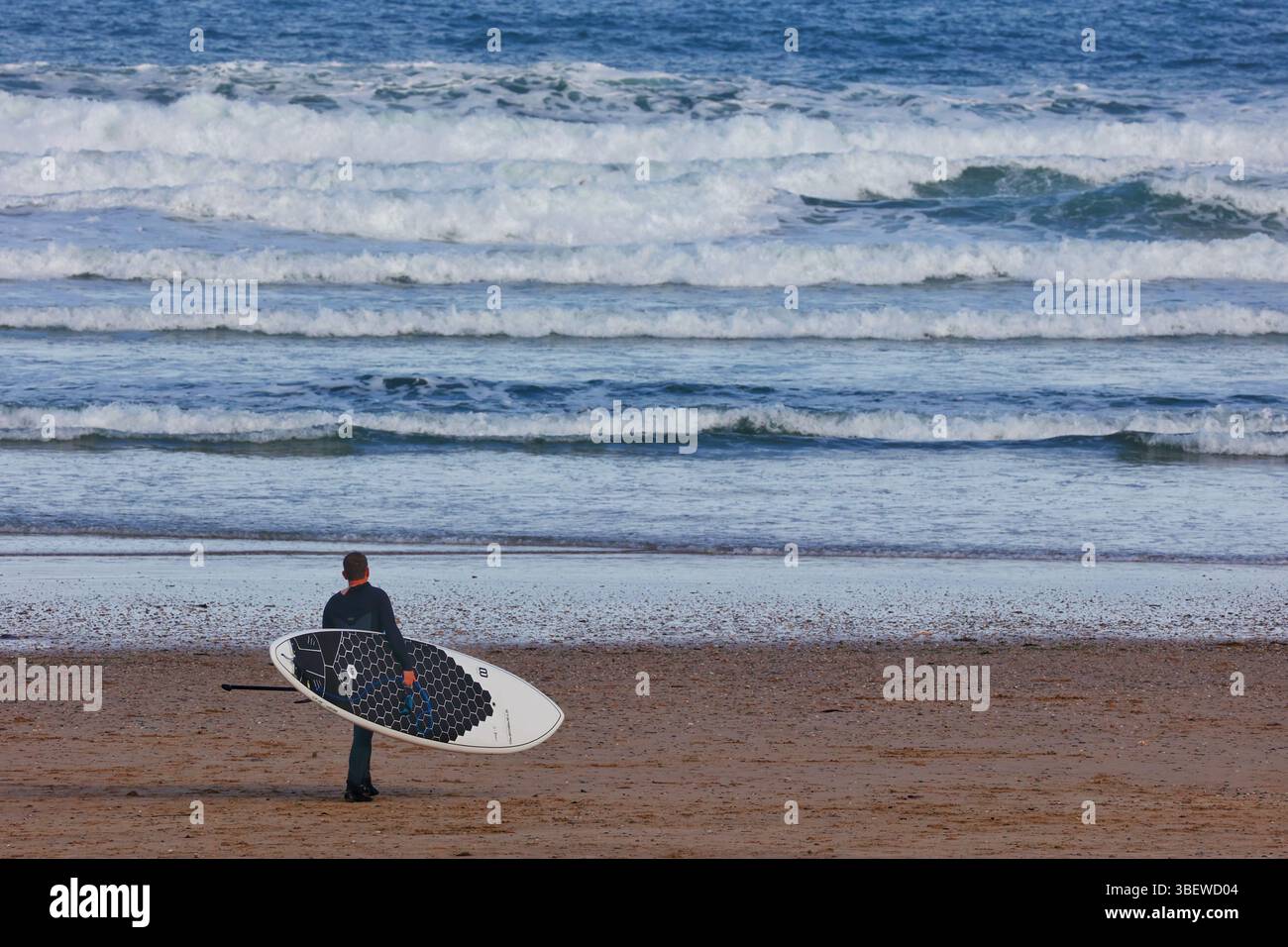 Polzeath, Cornwall, UK. 30th May, 2025. UK Weather: Surfers head for ...