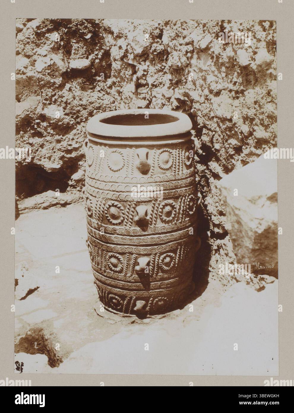 unknown, Large vase (?) at the palace of Knossos, unknown, verso top ...