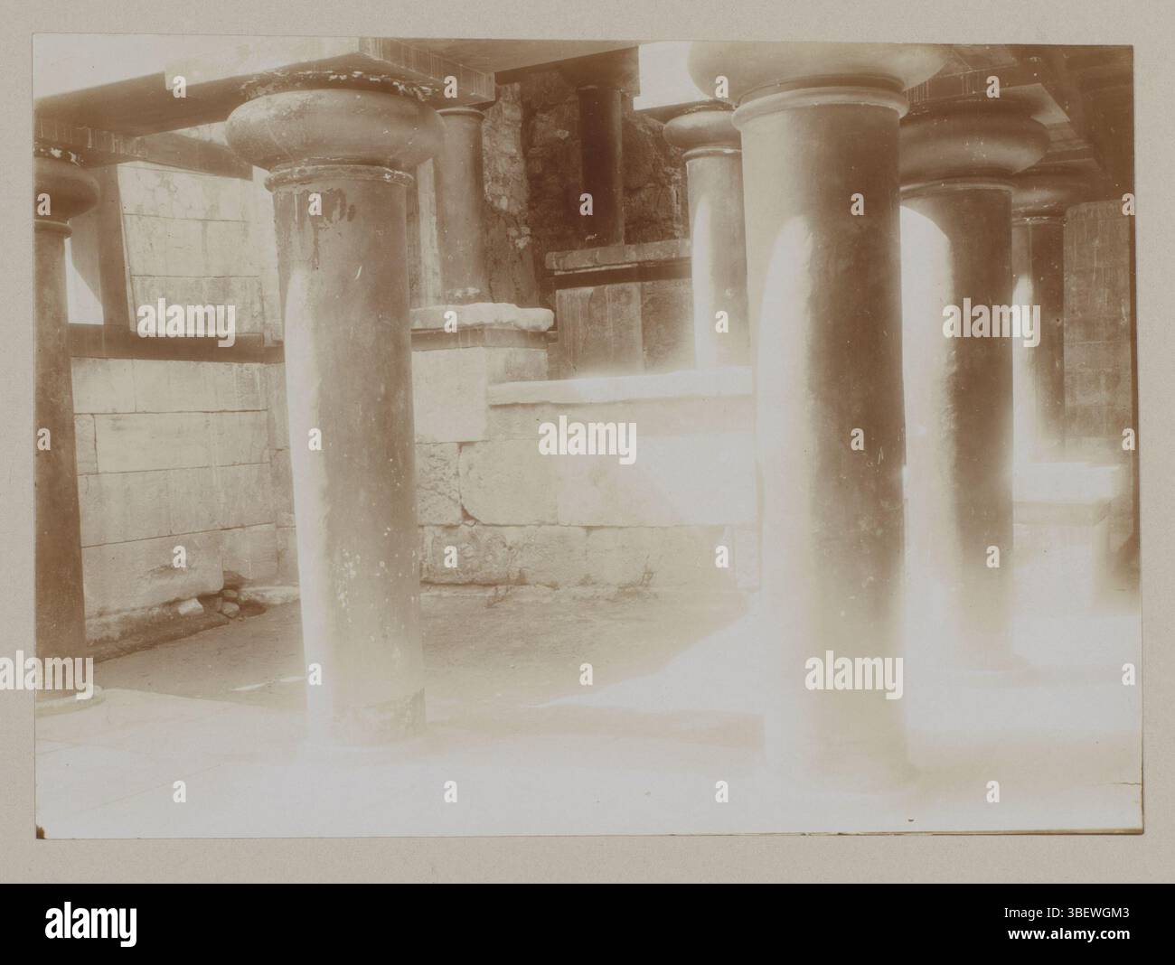 Houten columns hi-res stock photography and images - Alamy