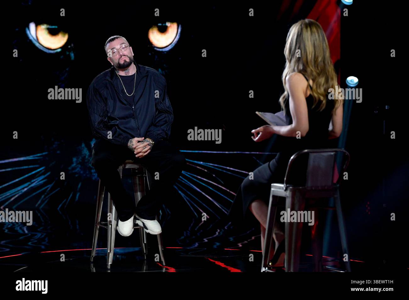 Gue Pequeno und Francesca Fagnani in der Rai-Talkshow Belve 2025 in den ...