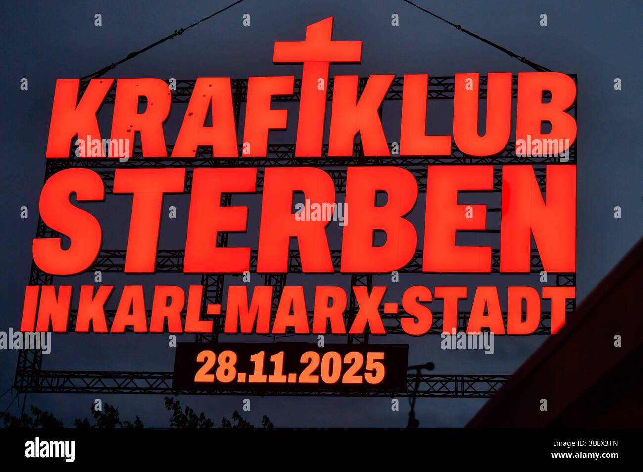 Kraftclub, Promo-Auftritt Chemnitz 28.05.2025, Auftritt der Band Kraftclub vor dem Alten ...