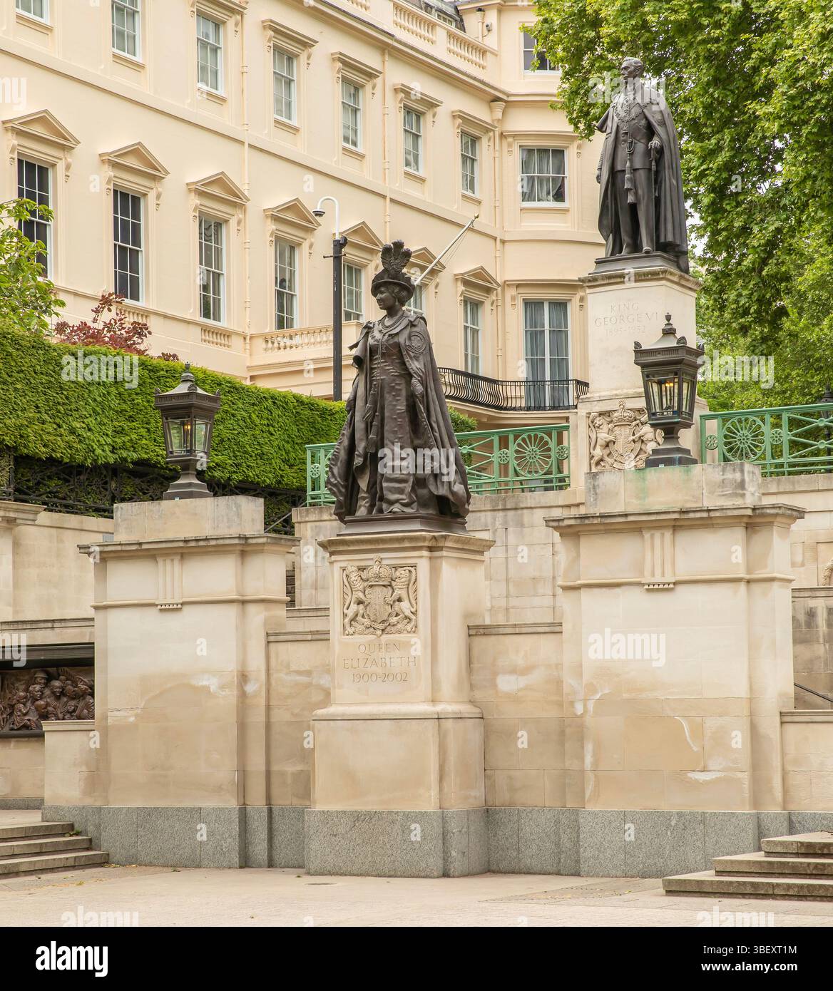 British royal statues hi-res stock photography and images - Alamy
