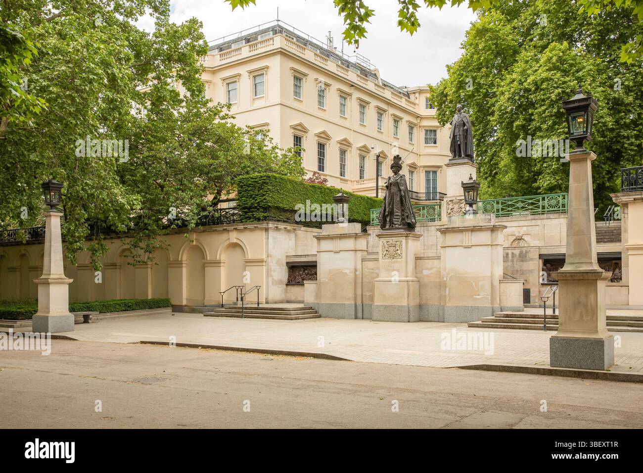 King George VI & Queen Elizabeth I Statues Stock Photo - Alamy