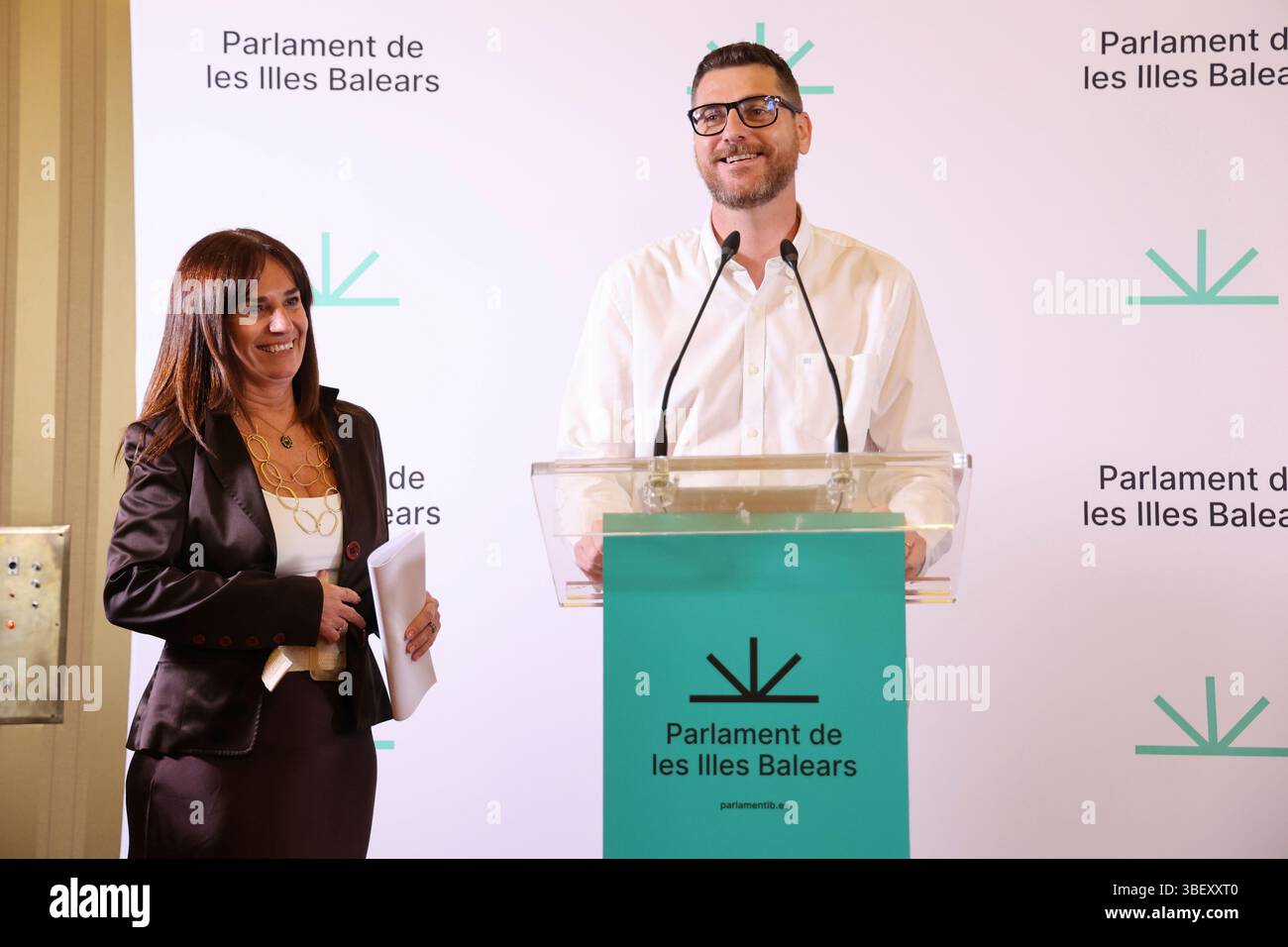 VOX spokeswoman in the Balearic Parliament, Manuela Cañada and PP ...