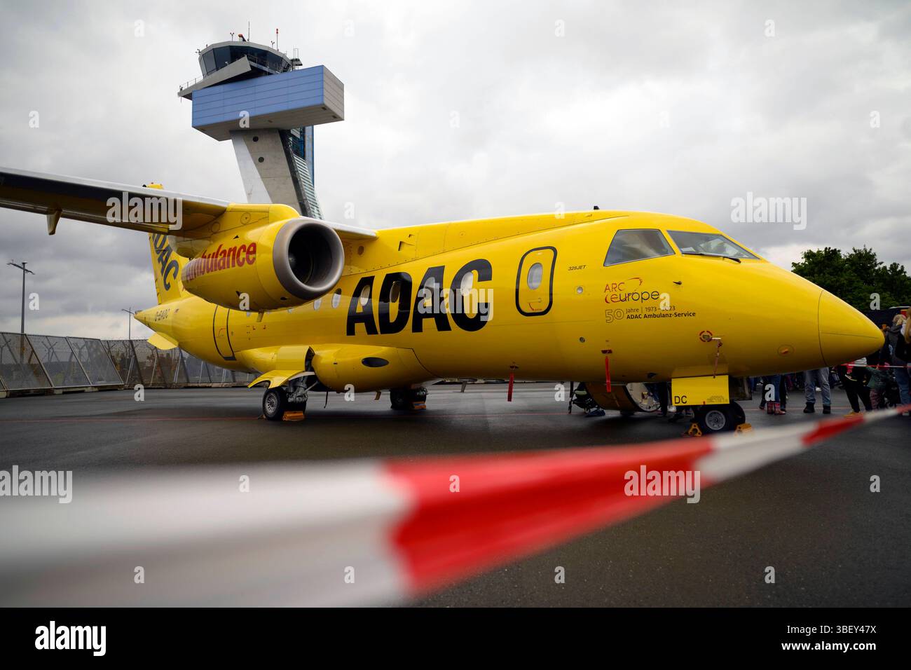 Ein ADAC-Ambulanzflugzeug vom Typ Dornier 328JET steht auf dem Vorfeld ...
