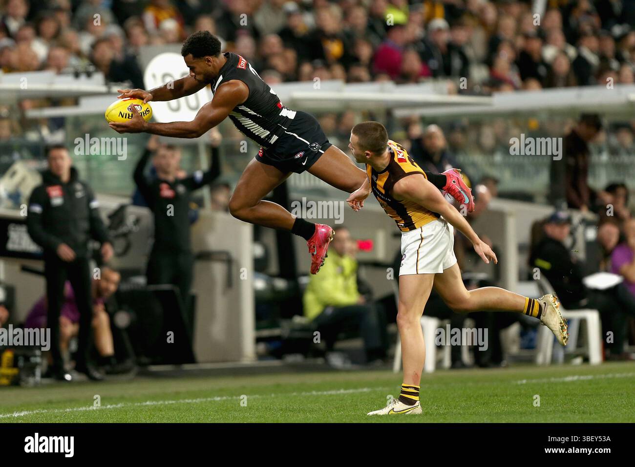 Melbourne, Australia. 30th May, 2025. Isaac Quaynor of the Magpies ...