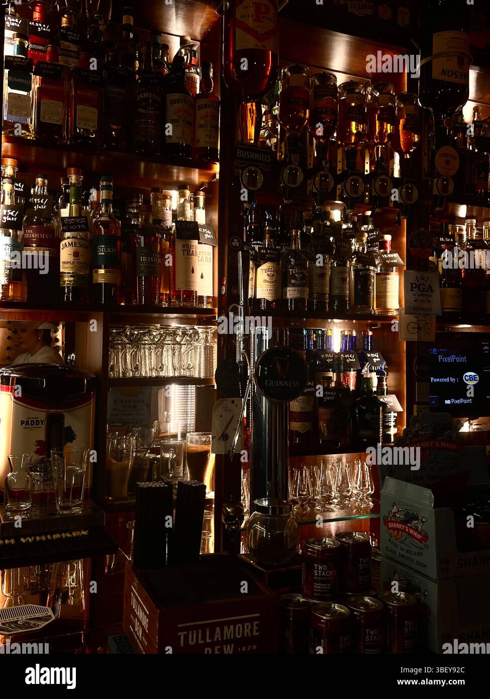 Pub dublin drinks hi-res stock photography and images - Alamy