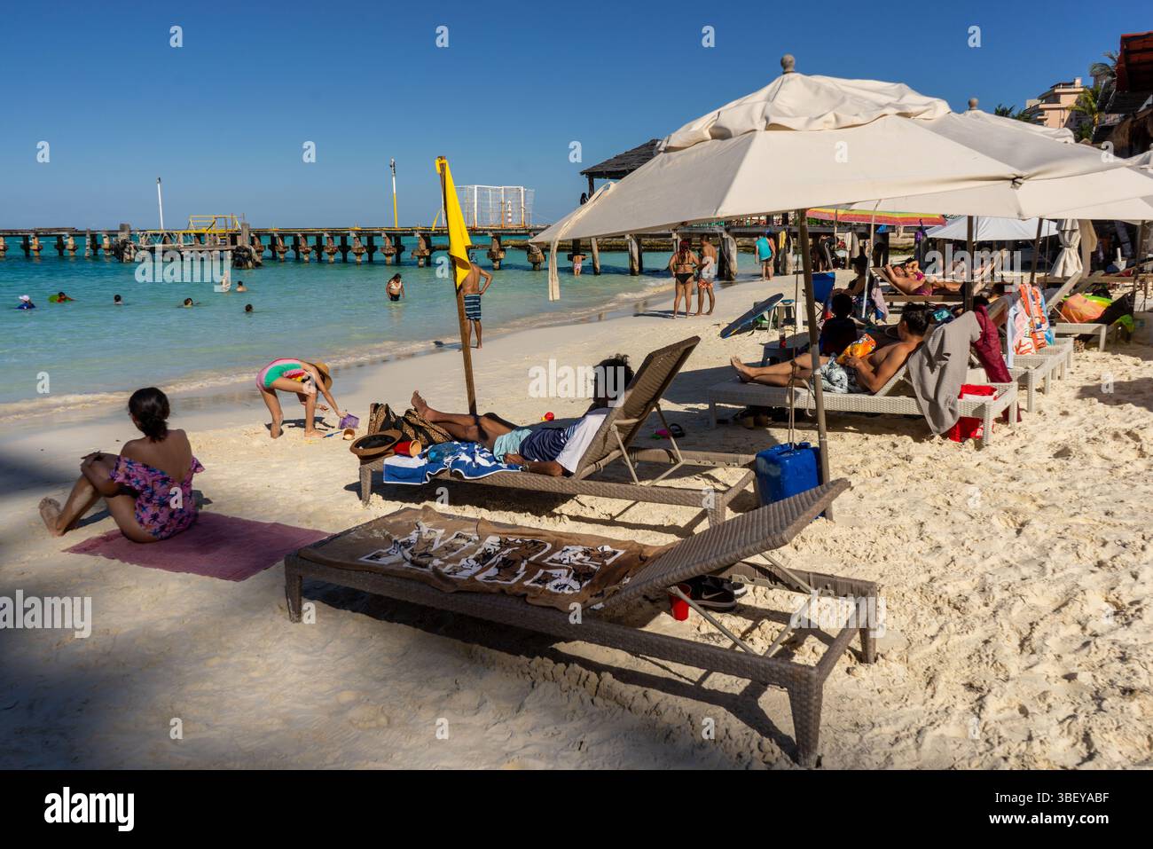 Mexican and foreign tourists in the Caribbean beaches of Cancun ...