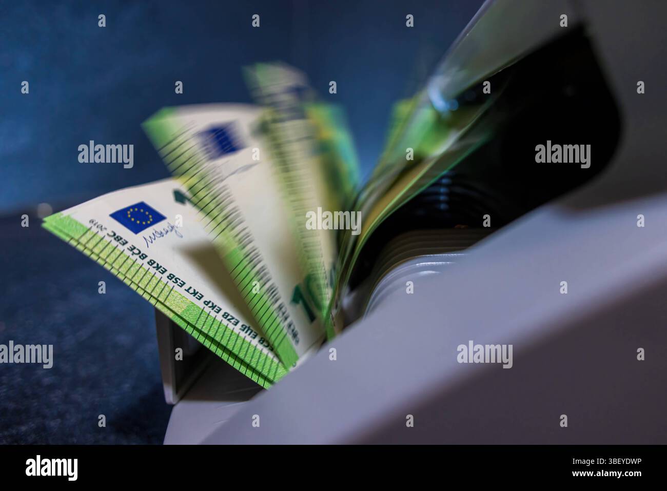 100 euro note counter hi-res stock photography and images - Alamy