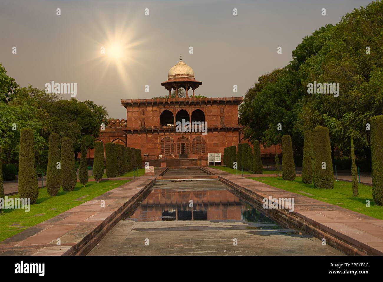 Garden red fort delhi hi-res stock photography and images - Alamy
