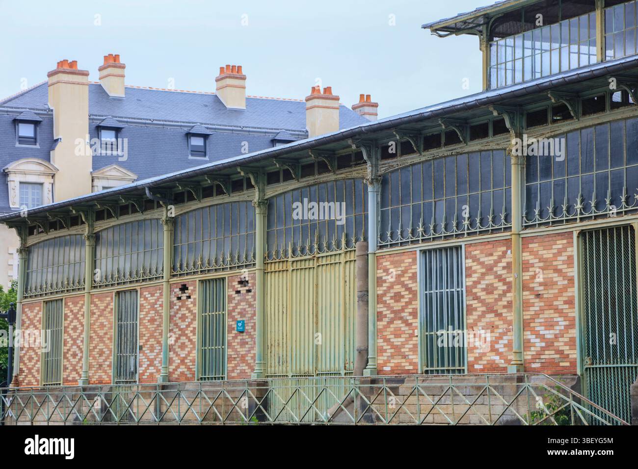 Places des Lices mit Markthallen, Rennes, Departement Ille-et-Vilaine ...