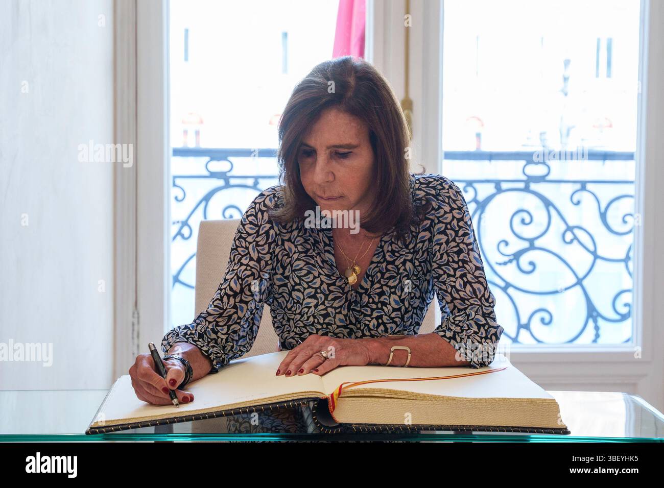 The French ambassador to Spain, Kareen Rispal, writes in the signature ...