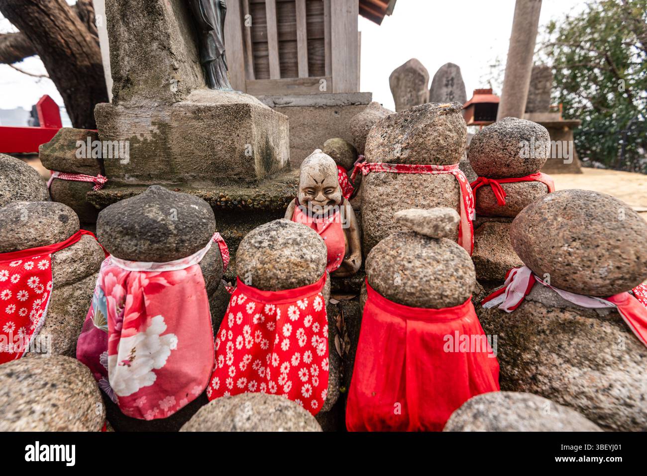 Ishiyama Wakamiya Daimyojin Shinto shrine within the walls of Osaka ...