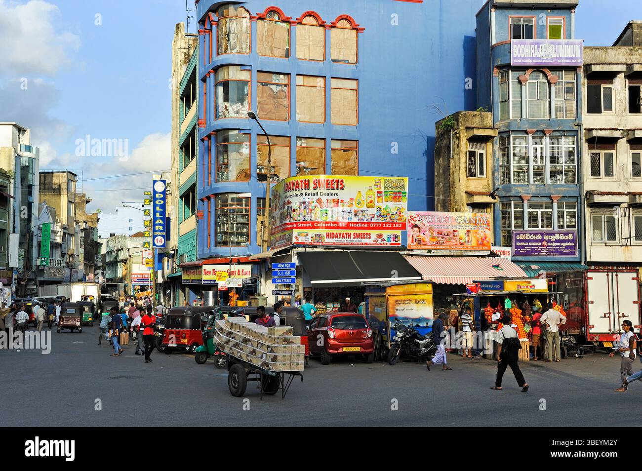 MainStreet and Dam Street roundabout, Pettah neighbourhood, Colombo ...