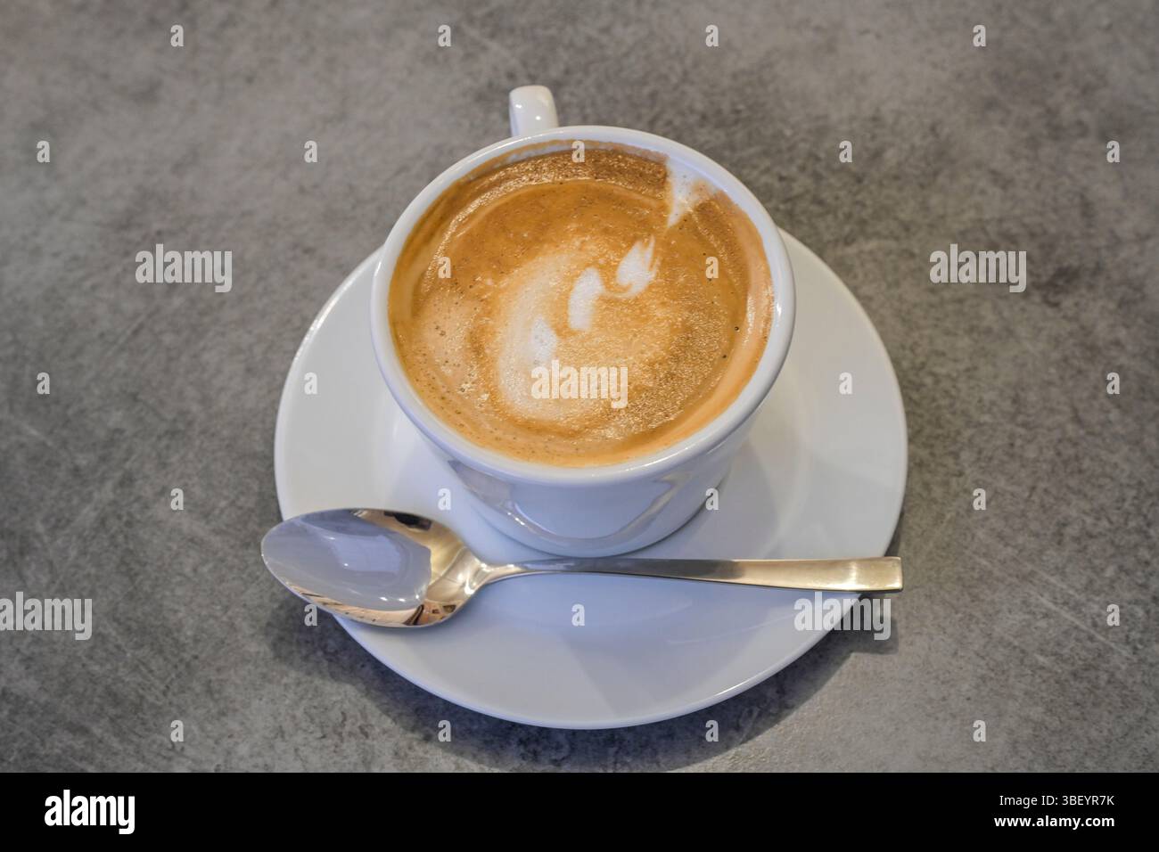 Cafe con Leche, Milchkaffee in Spanien Stock Photo - Alamy