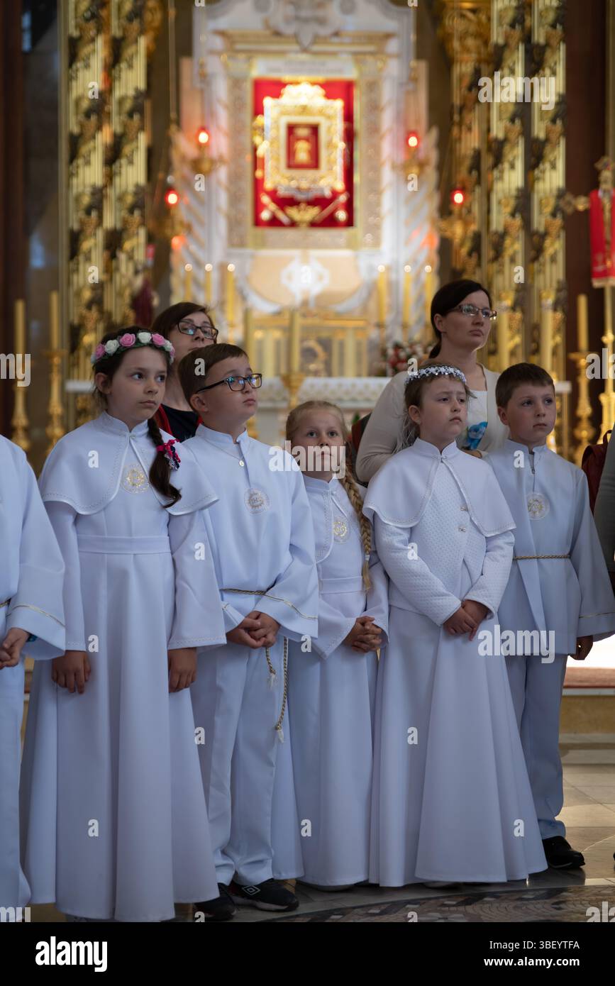 Ninos de la primera comunion en la basilica hi-res stock photography ...