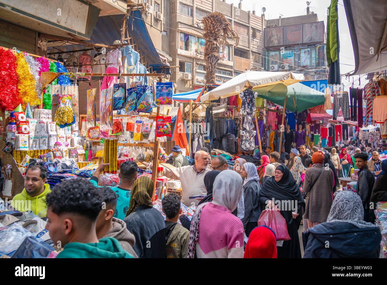 View of stalls and shoppers at busy Khan Al-Khalili market, Cairo ...
