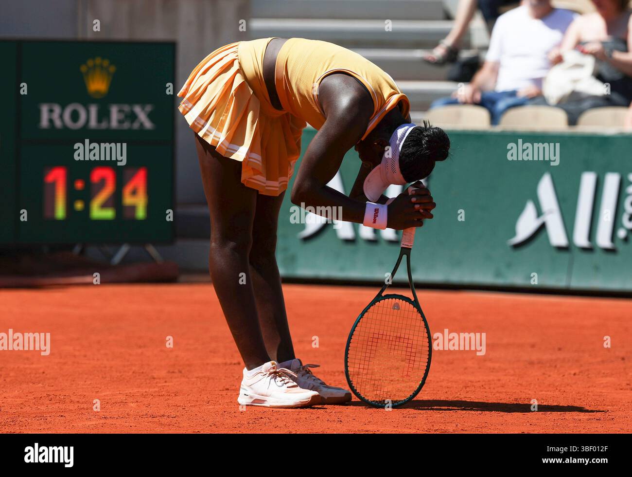 (250530) -- PARIS, May 30, 2025 (Xinhua) -- Victoria Mboko reacts during the women's singles 3rd ...