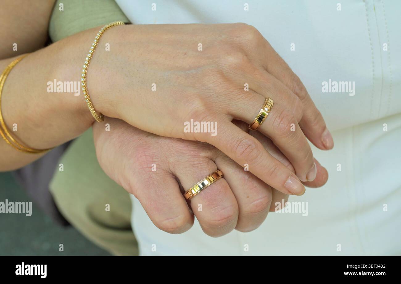 Männerhand, Frauenhand, goldene Ringe, Heirat, Vermählung, Ehe *** mans ...