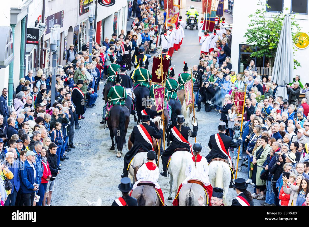 Blutritt Weingarten in Oberschwaben. Rund 1800 Reiter und seit 2022 ...