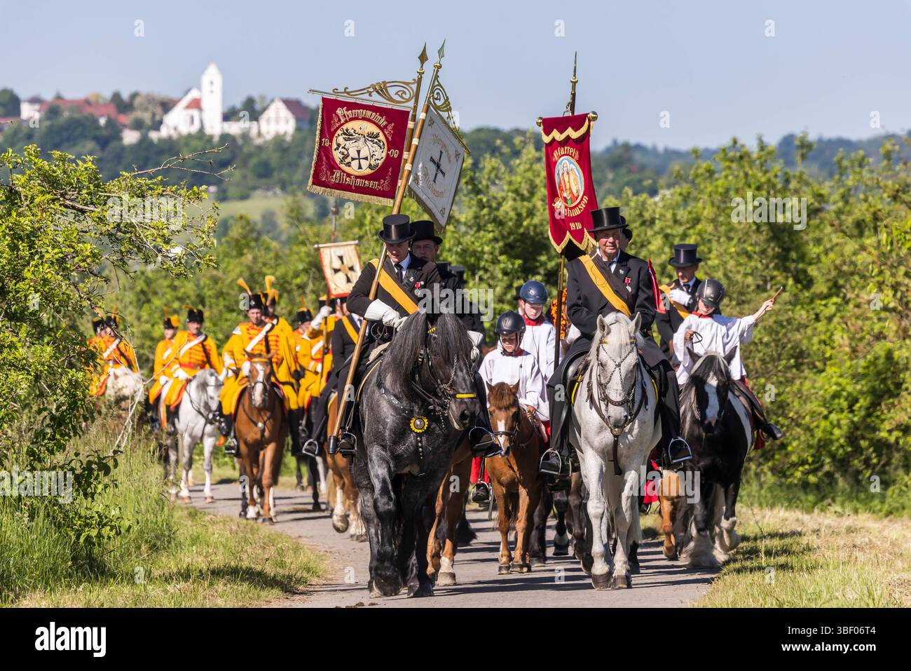 Blutritt Weingarten in Oberschwaben. Rund 1800 Reiter und seit 2022 ...