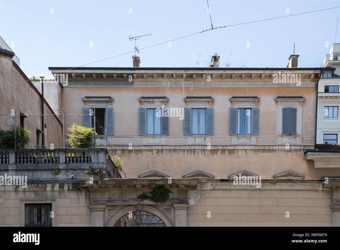 Milano, Italia. 30th May, 2025. Case Antiche Via Manin Milano - Italia ...