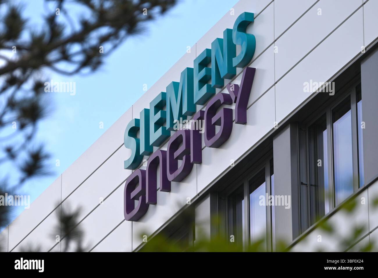 Themenfoto Siemens Energy Logo am Siemens Campus in Erlangen. *** Theme ...