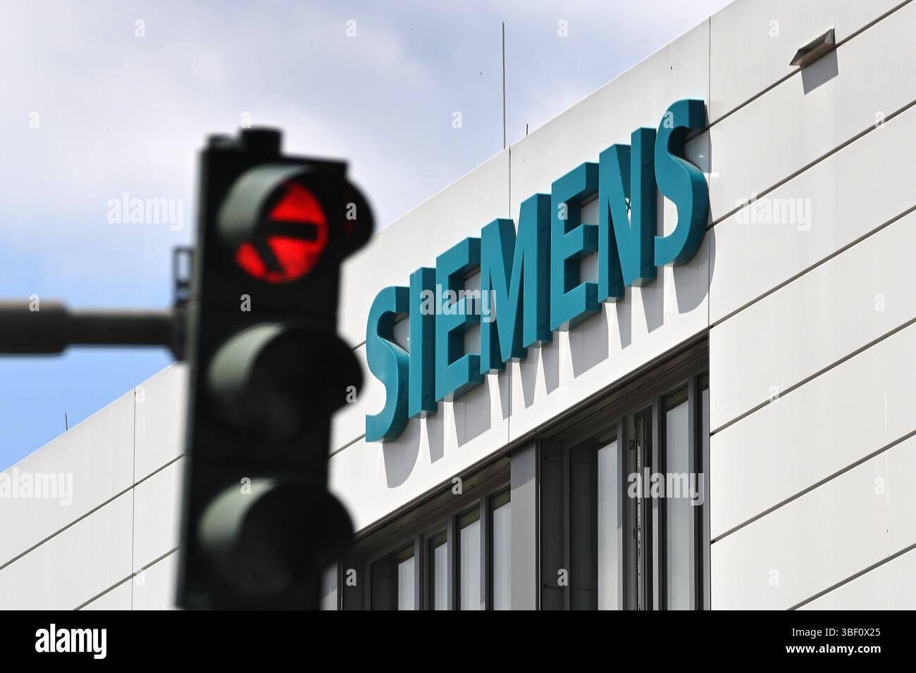 Themenfoto Siemens Energy Logo am Siemens Campus in Erlangen.Rote Ampel ...