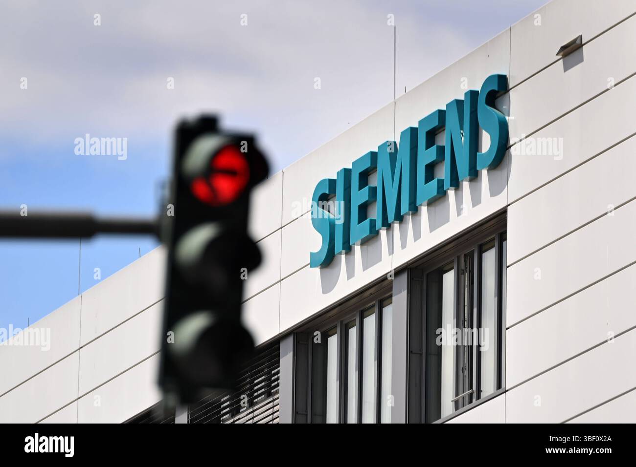 Themenfoto Siemens Energy Logo am Siemens Campus in Erlangen.Rote Ampel ...