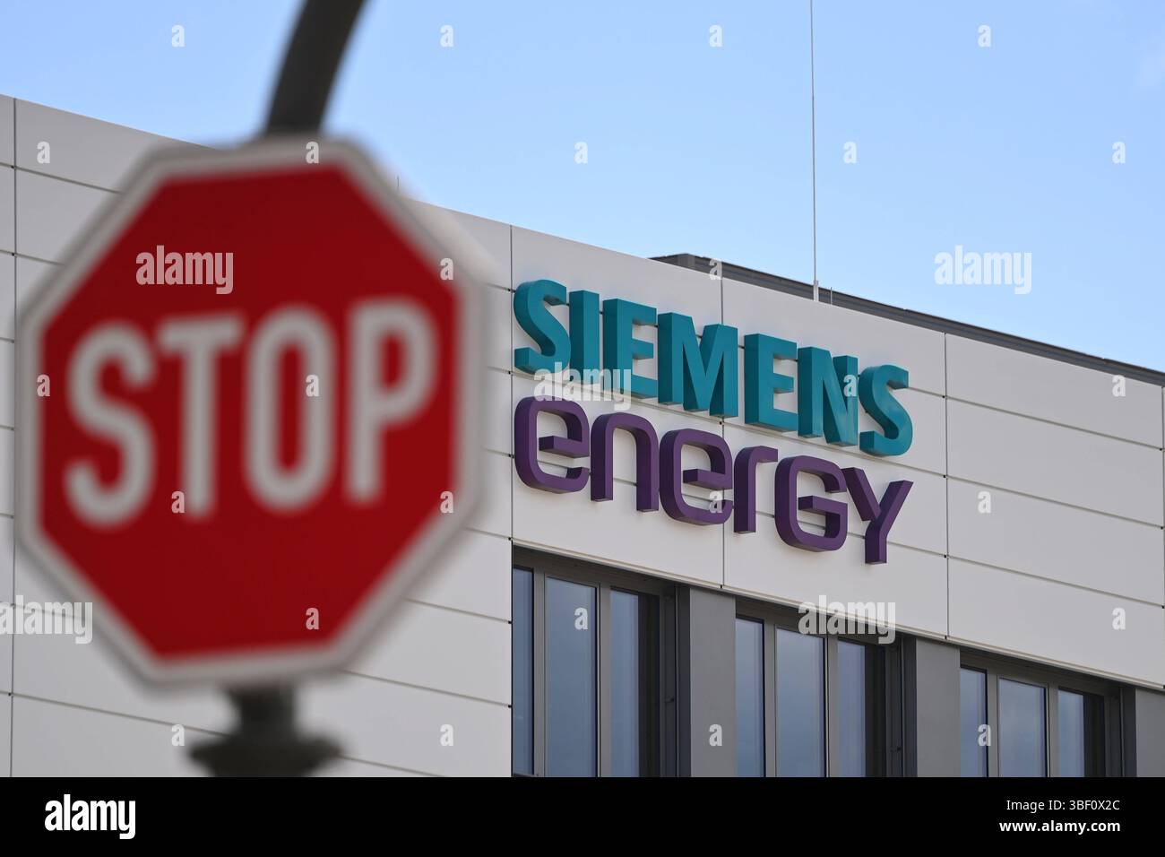 Themenfoto Siemens Energy Logo am Siemens Campus in Erlangen.Stop ...