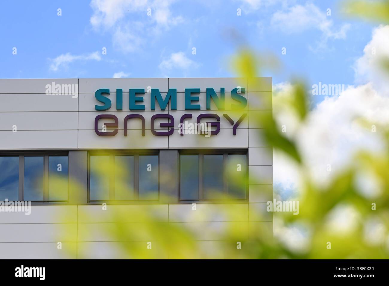 Themenfoto Siemens Energy Logo am Siemens Campus in Erlangen. *** Theme ...