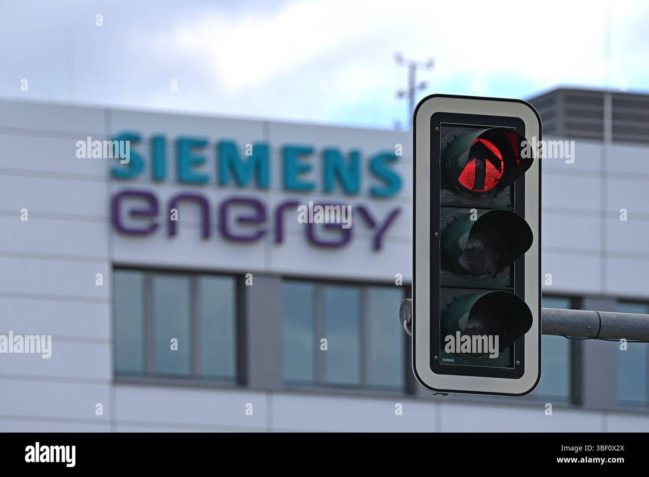 Themenfoto Siemens Energy Logo am Siemens Campus in Erlangen.Rote Ampel ...