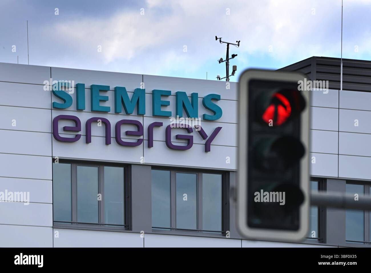 Themenfoto Siemens Energy Logo am Siemens Campus in Erlangen.Rote Ampel ...