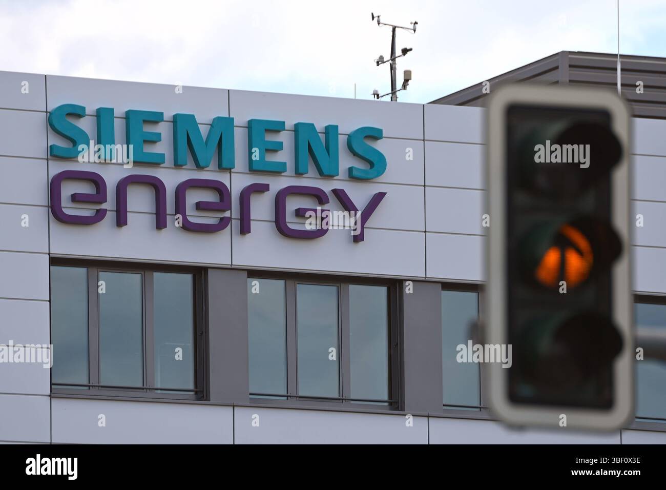 Themenfoto Siemens Energy Logo am Siemens Campus in Erlangen.Ampel ...